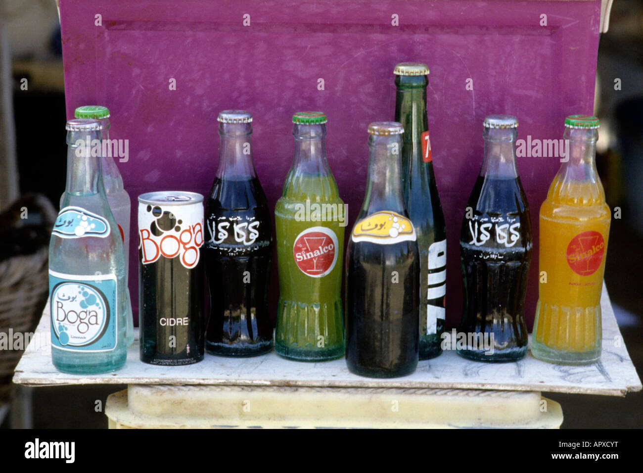 Coke en arabe Banque de photographies et d’images à haute résolution ...