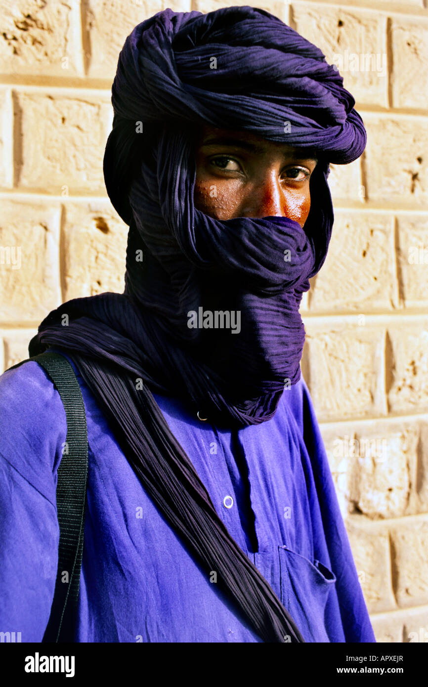 Portrait d'un homme avec un turban touareg couvrant la partie ...