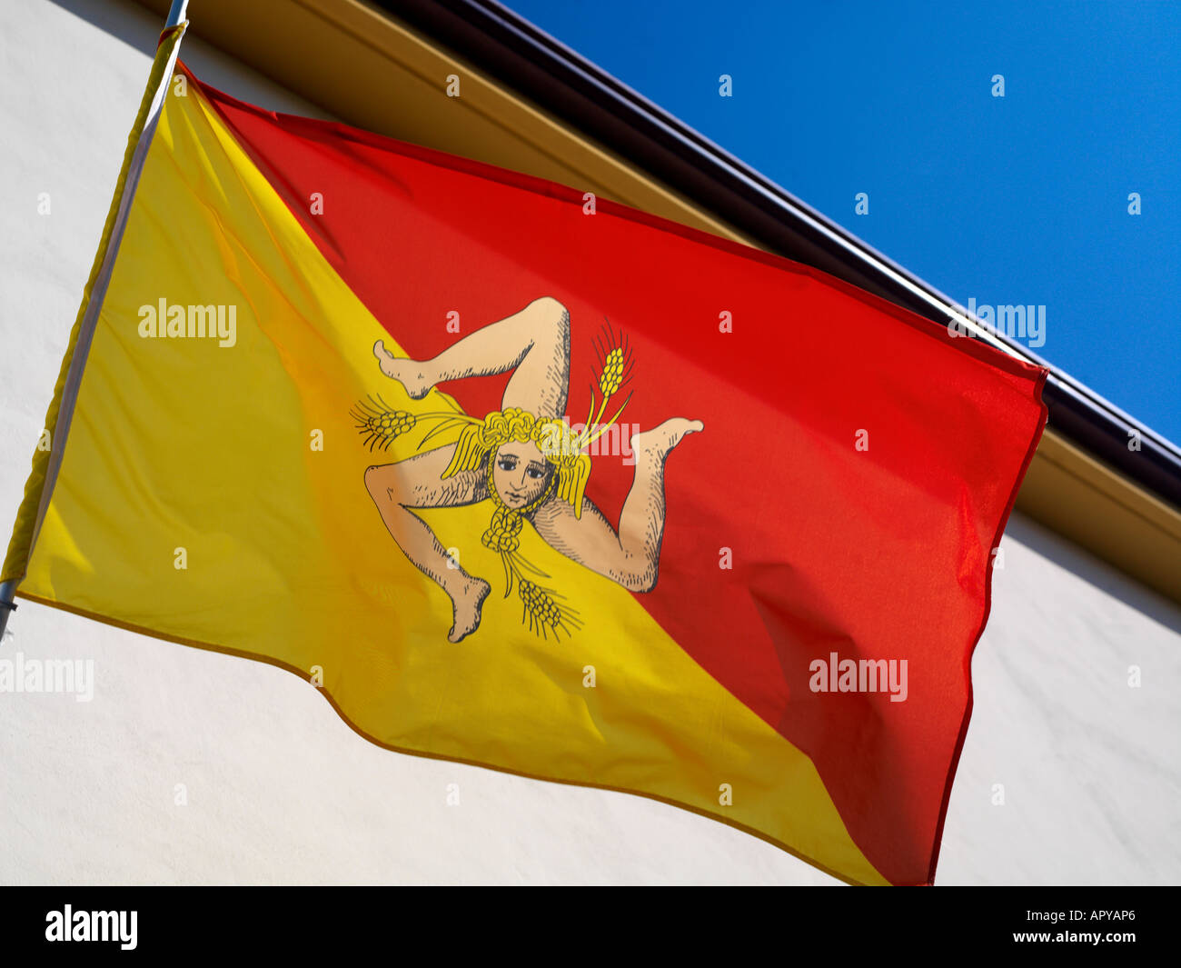 Sicile Italie drapeau sicilien rouge et jaune avec le symbole ...
