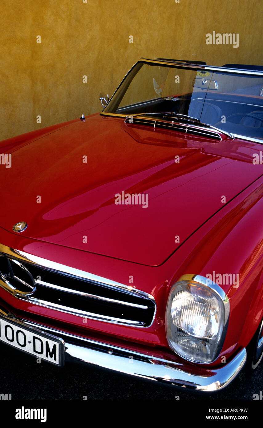 Mercedes rouge Banque de photographies et d’images à haute résolution ...