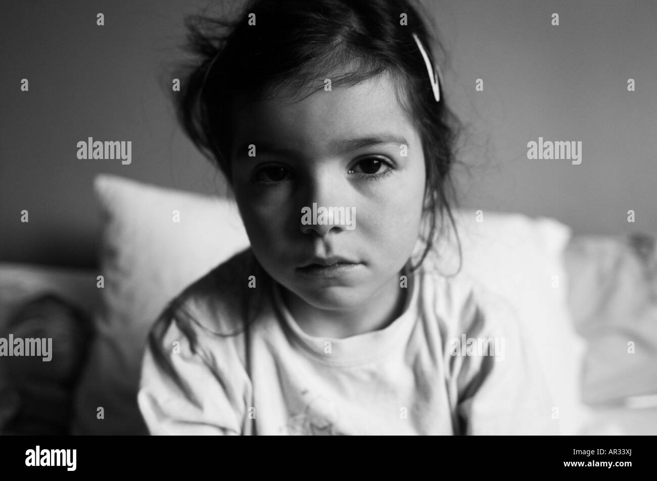 Un enfant malade Banque d'images noir et blanc - Alamy