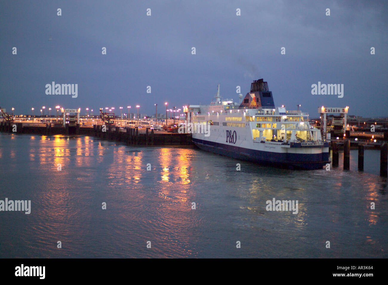 Le terminal de ferry à Calais Calais France Soir Photo Stock - Alamy