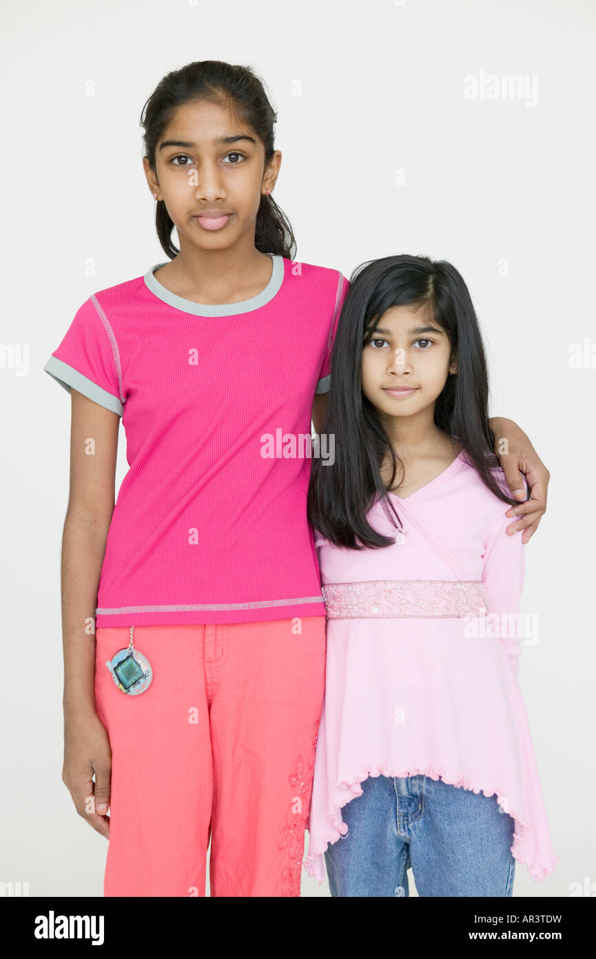 Two Asian Girl Sisters Hugging Banque De Photographies Et Dimages à