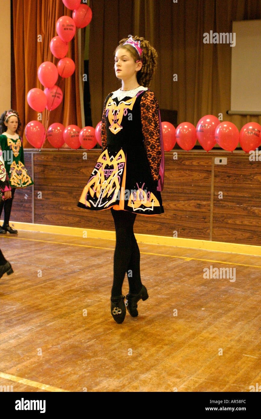 Traditional irish dance dress Banque de photographies et d’images à ...