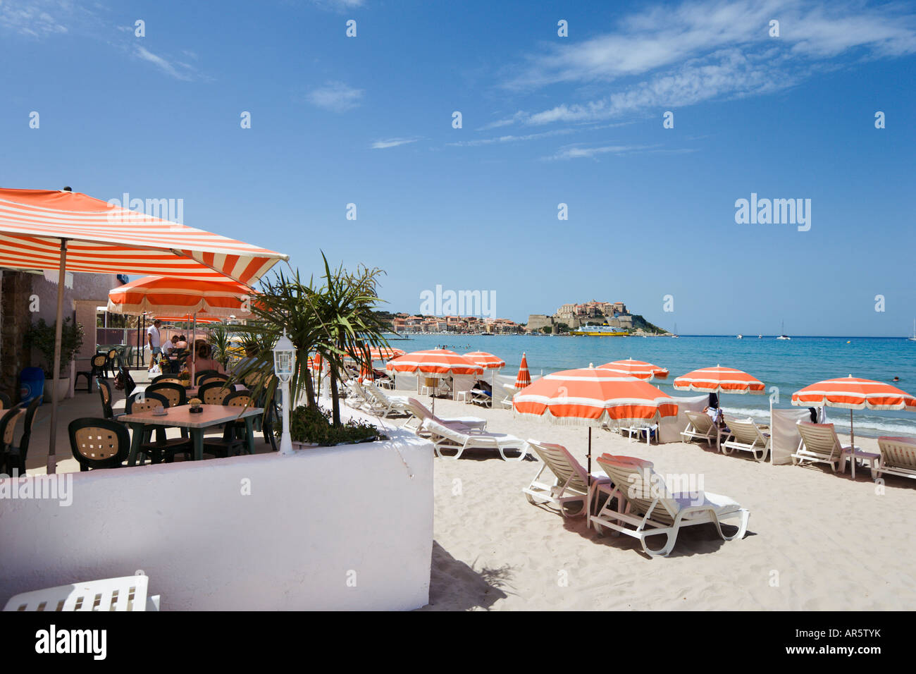 Plage et bar de plage avec la ville et citadelle de la distance, La ...