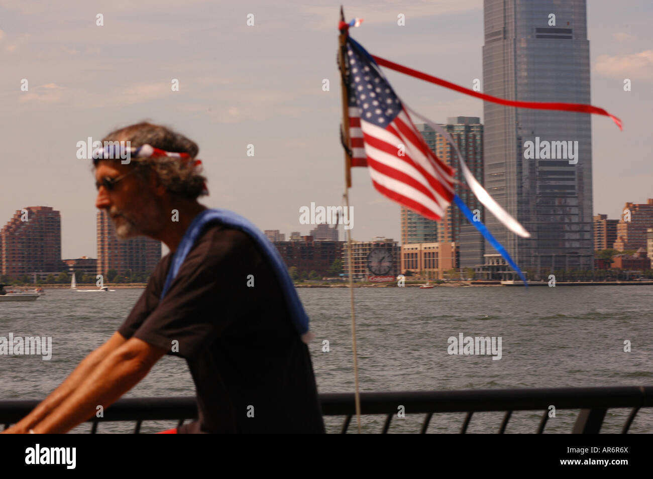 Biker avec USA drapeau dans Battery Park New York USA Ciclista con la ...
