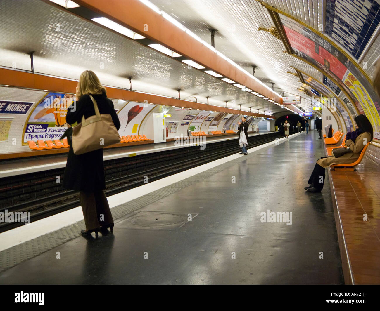 La station de métro de Paris à la plate-forme Place Monge, Paris ...