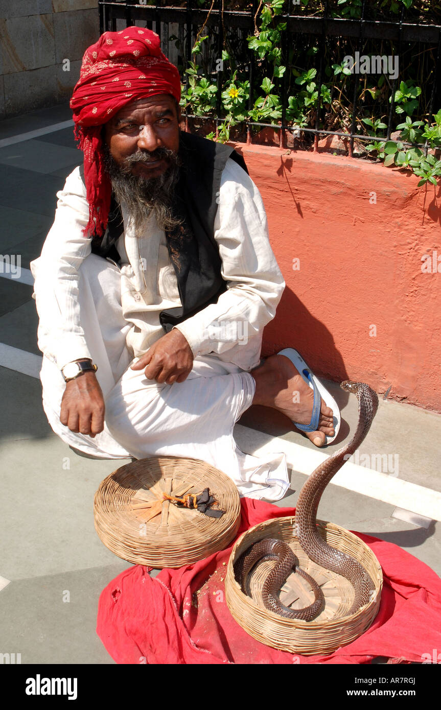 Charmeur de serpent avec son cobra dans Mumbai Inde Photo Stock - Alamy