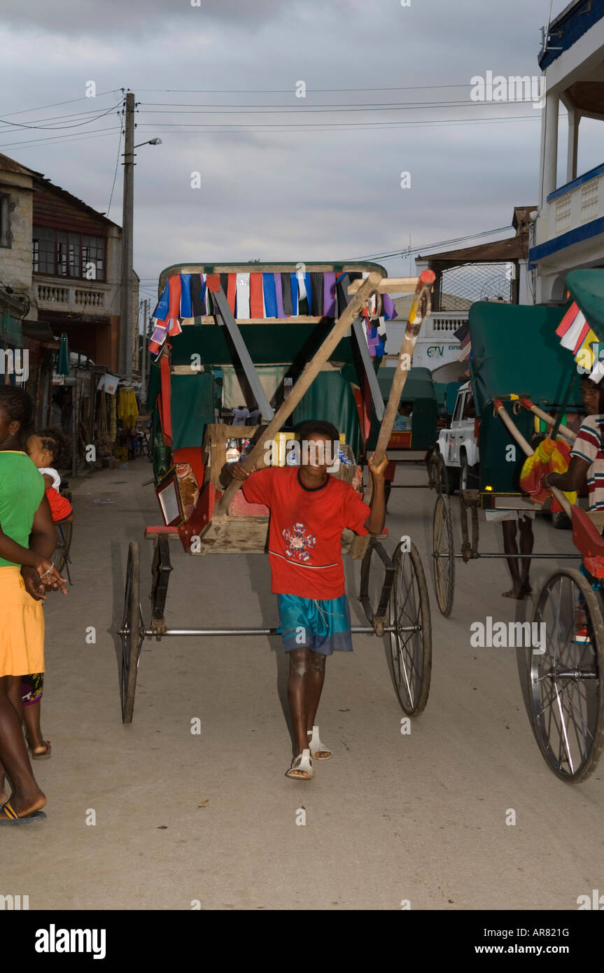Pousse-pousse ou rickshaw dans le marché, Toliara, Madagascar Photo ...