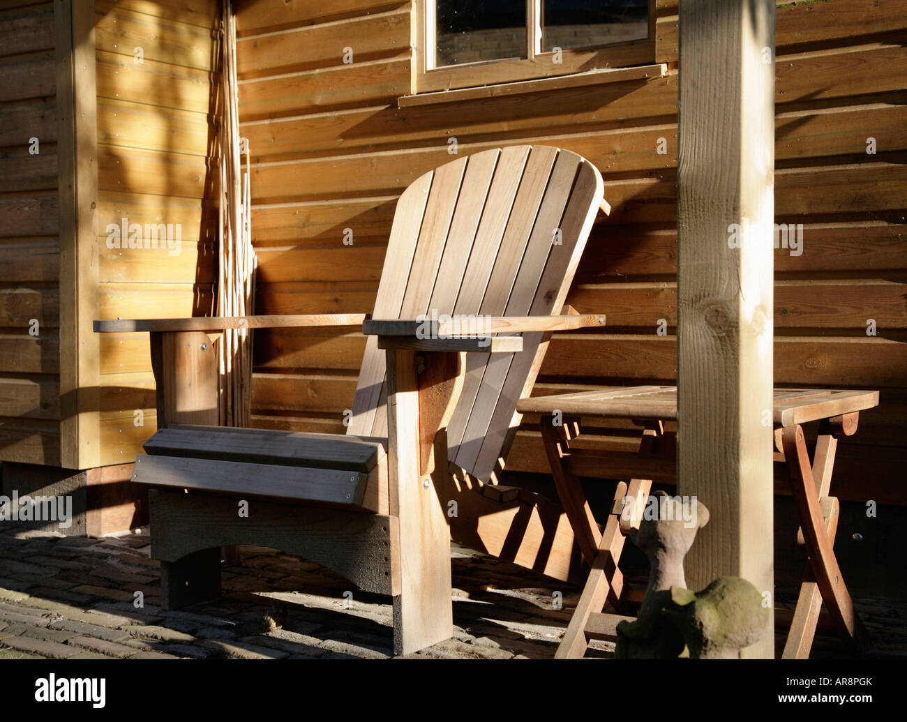 Terrasse en bois chaise devant hangar en bois. Plein soleil et ombre ...