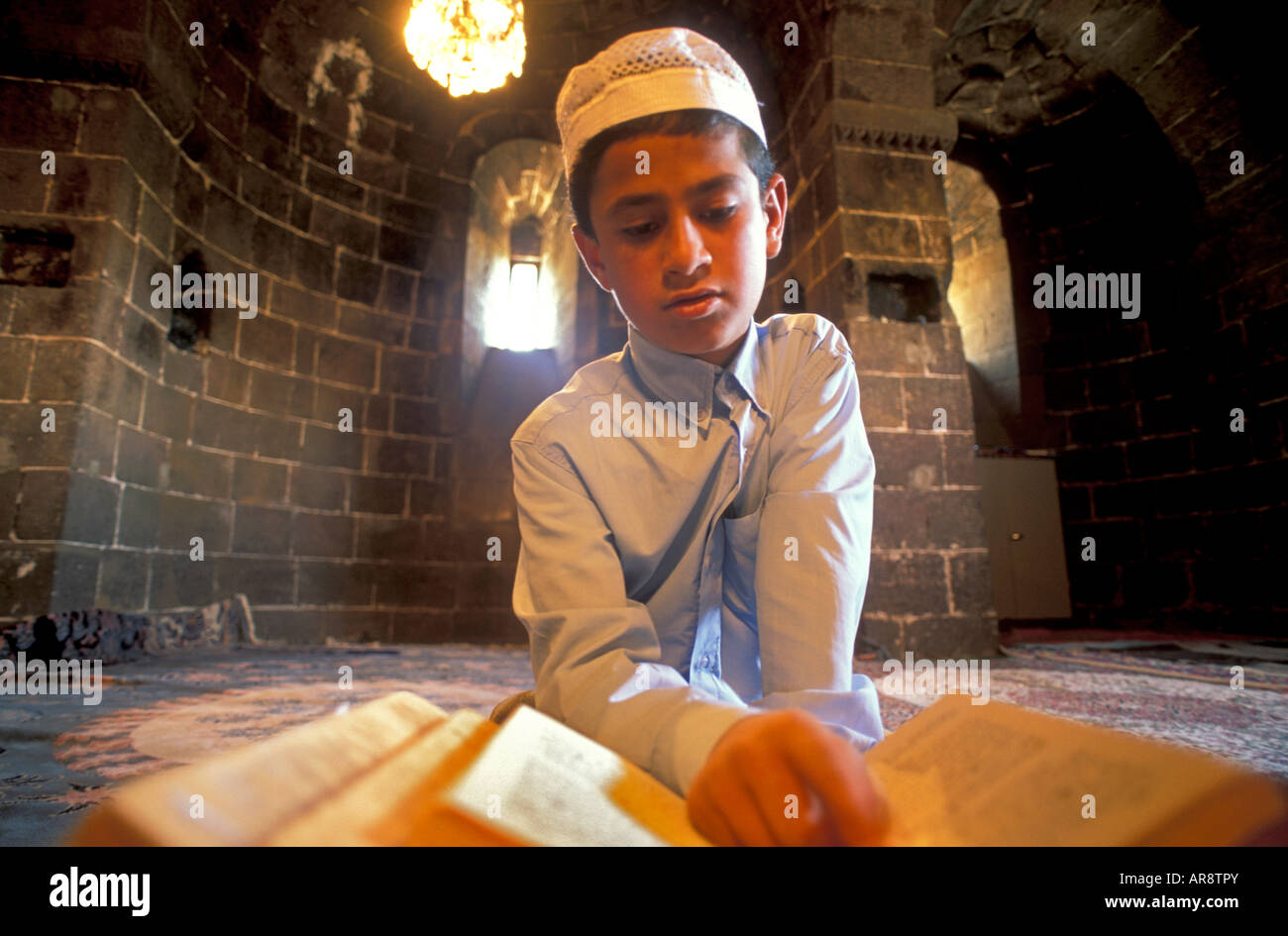 Boy reading koran Banque de photographies et d’images à haute ...