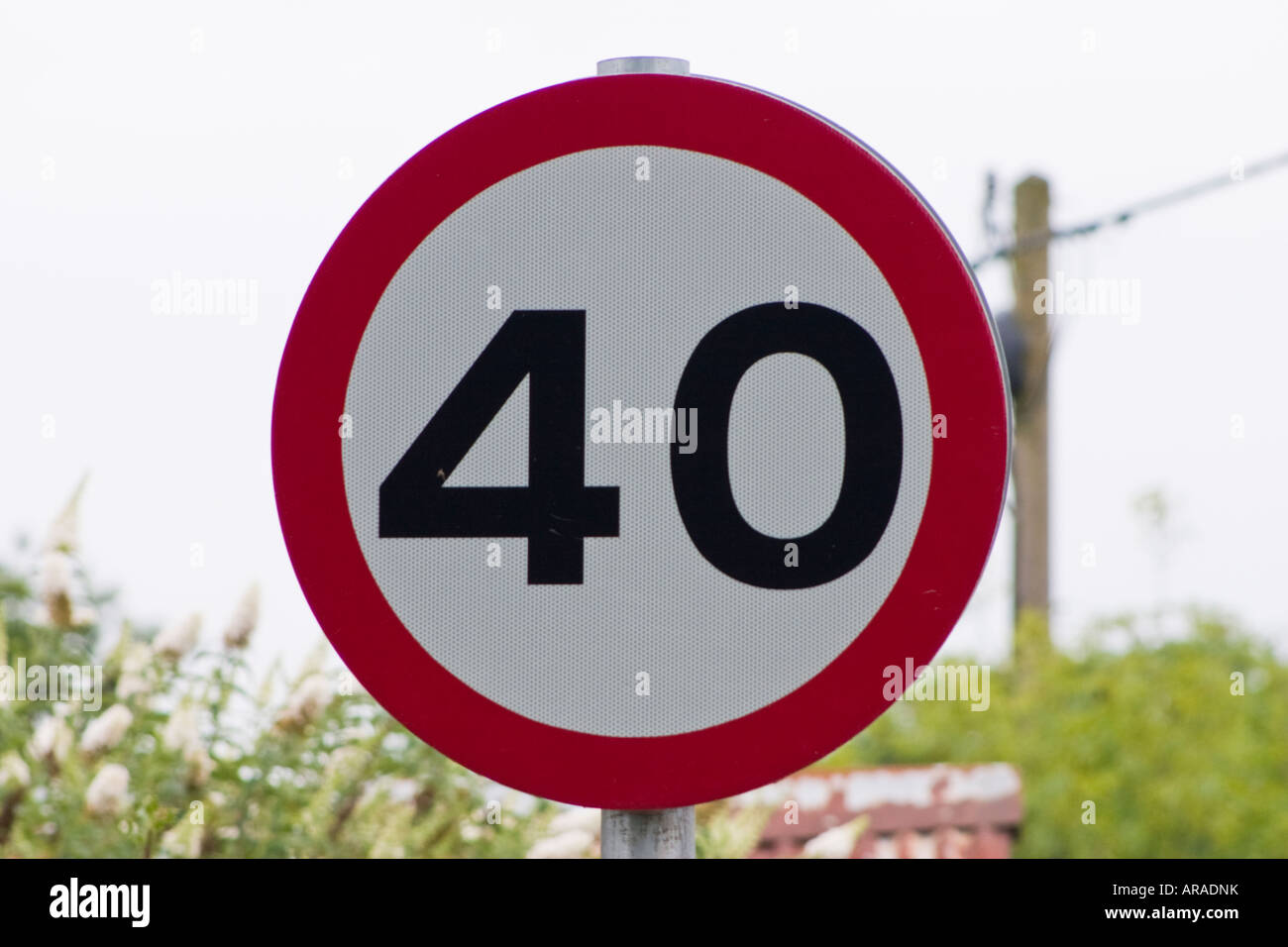Panneau de signalisation britannique de 40 mph Banque de photographies ...