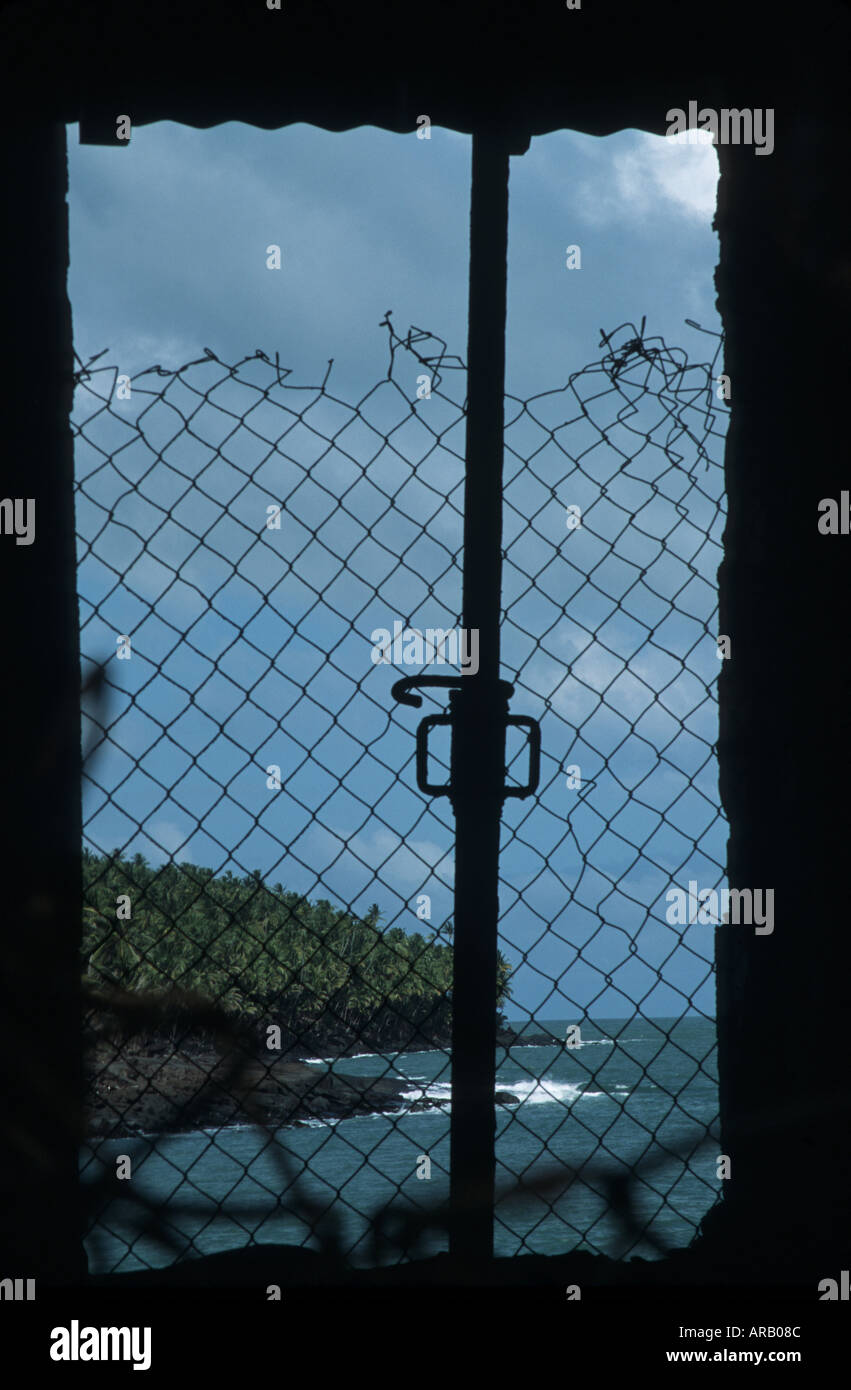 Ile du Diable de fenêtre clôturé sur l'Île Royale des îles du Diable en ...