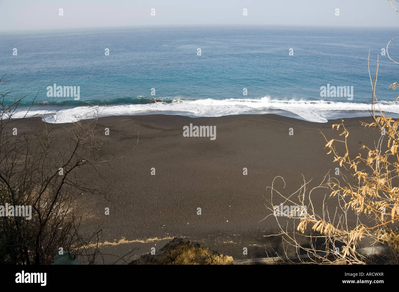 Plage de sable volcanique noir à Sao Filipe, Fogo (Fire), Iles du Cap ...