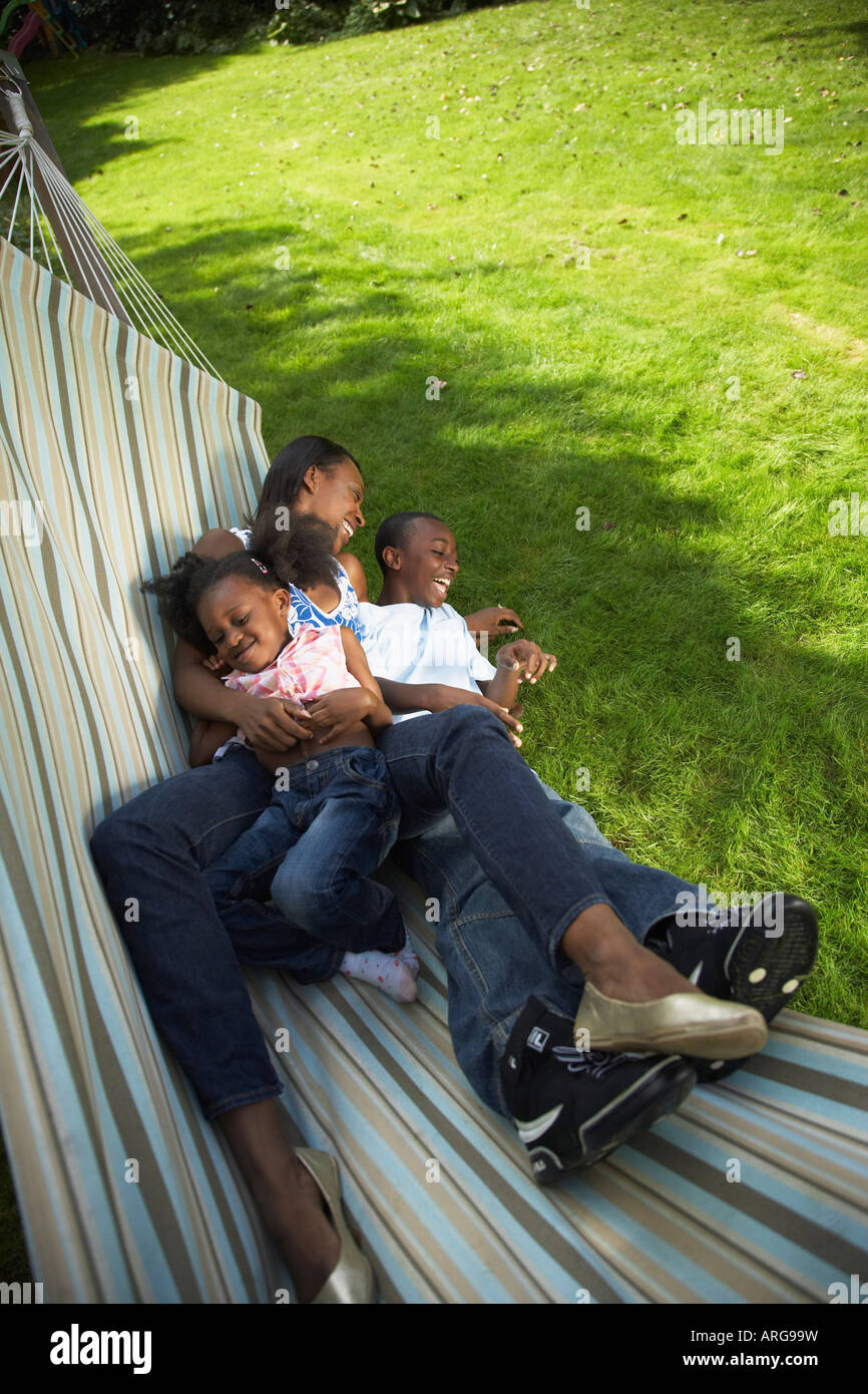 Mère Avec Son Fils Et Sa Fille En Hamac Photo Stock Alamy