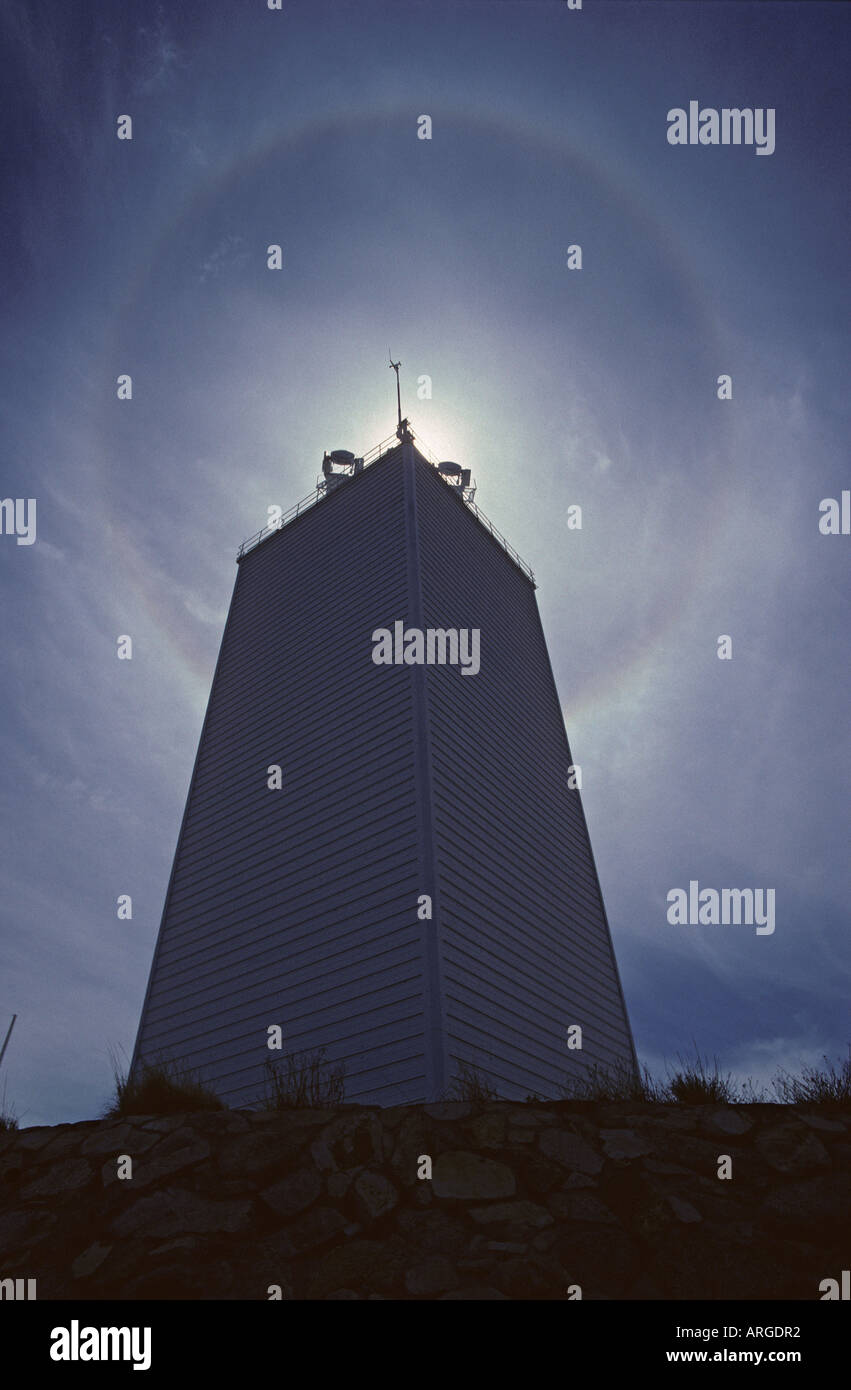 Halo solaire causé par des cristaux de glace dans la haute atmosphère ...