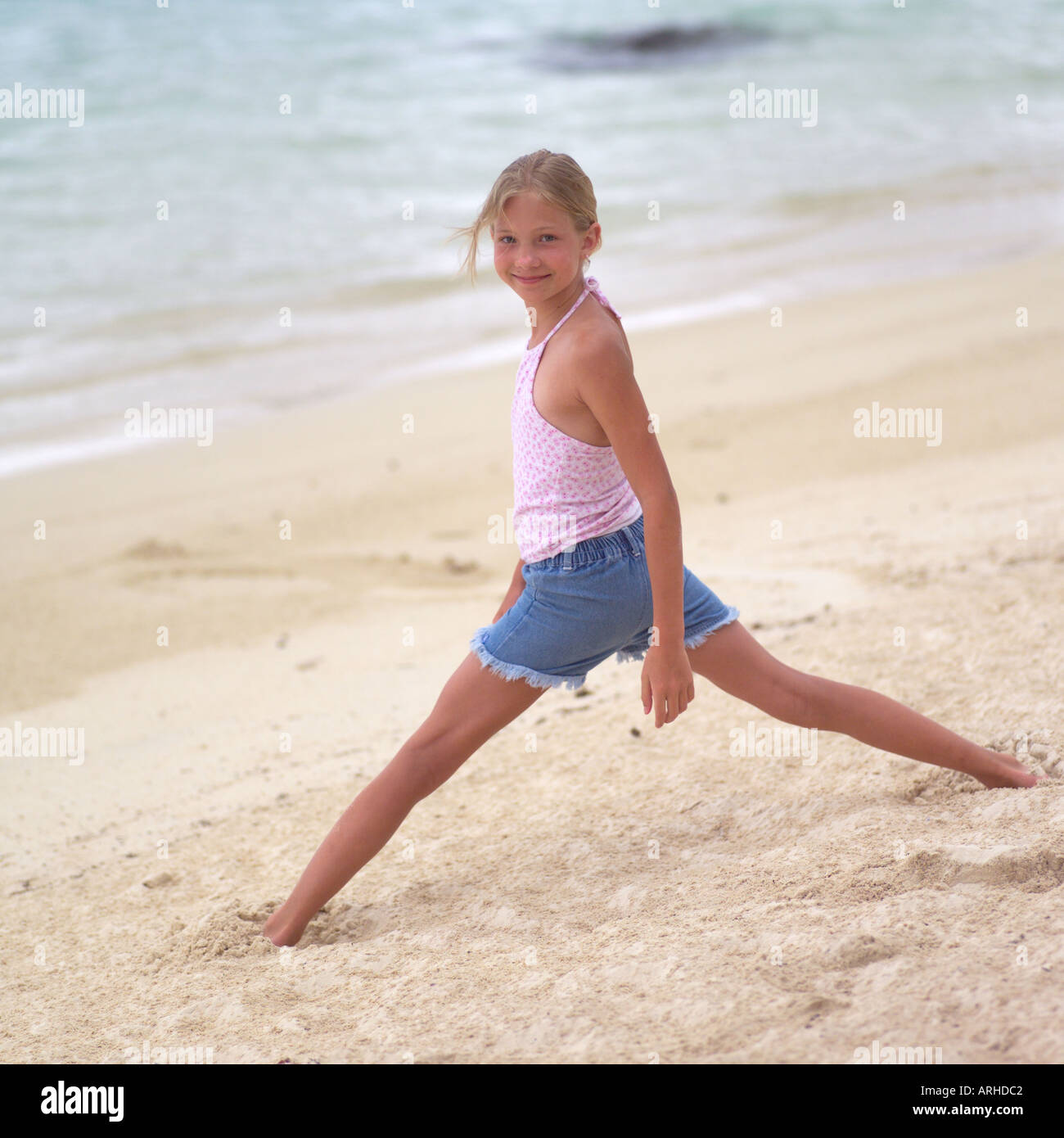 Jeune fille sur la plage de Moorea Tahiti Photo Stock - Alamy