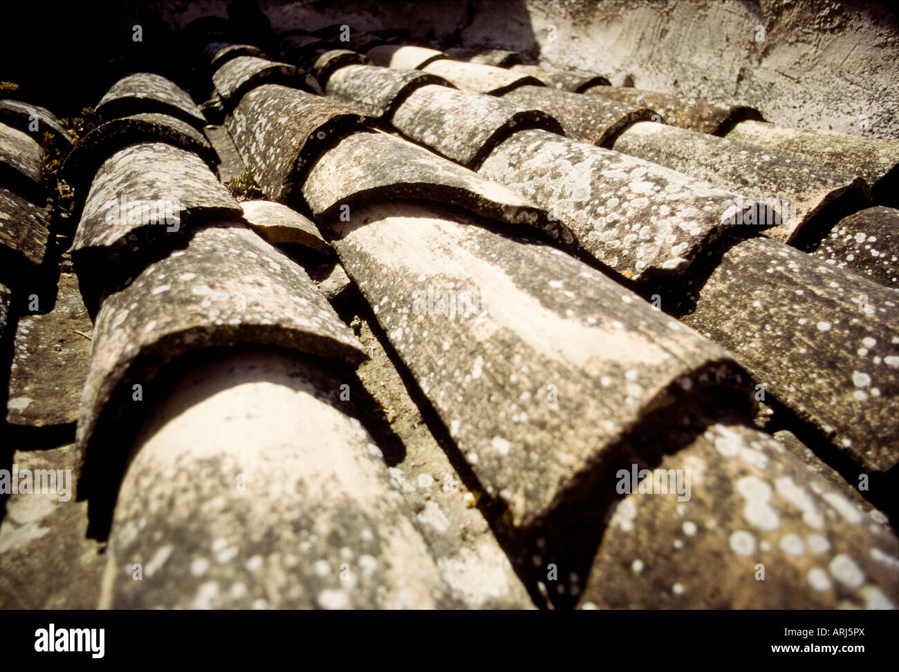 Close Up d'un toit en tuiles d'argile en Espagne Photo Stock - Alamy