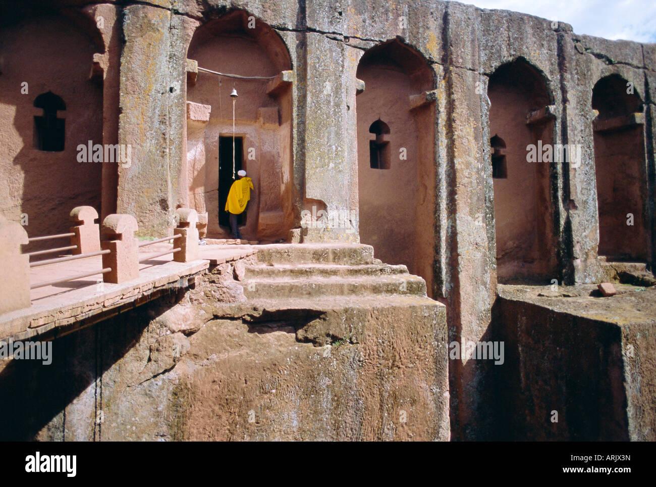 L'église de roche de Gabriel et Raphaël, (10ème - 13ème siècle ...
