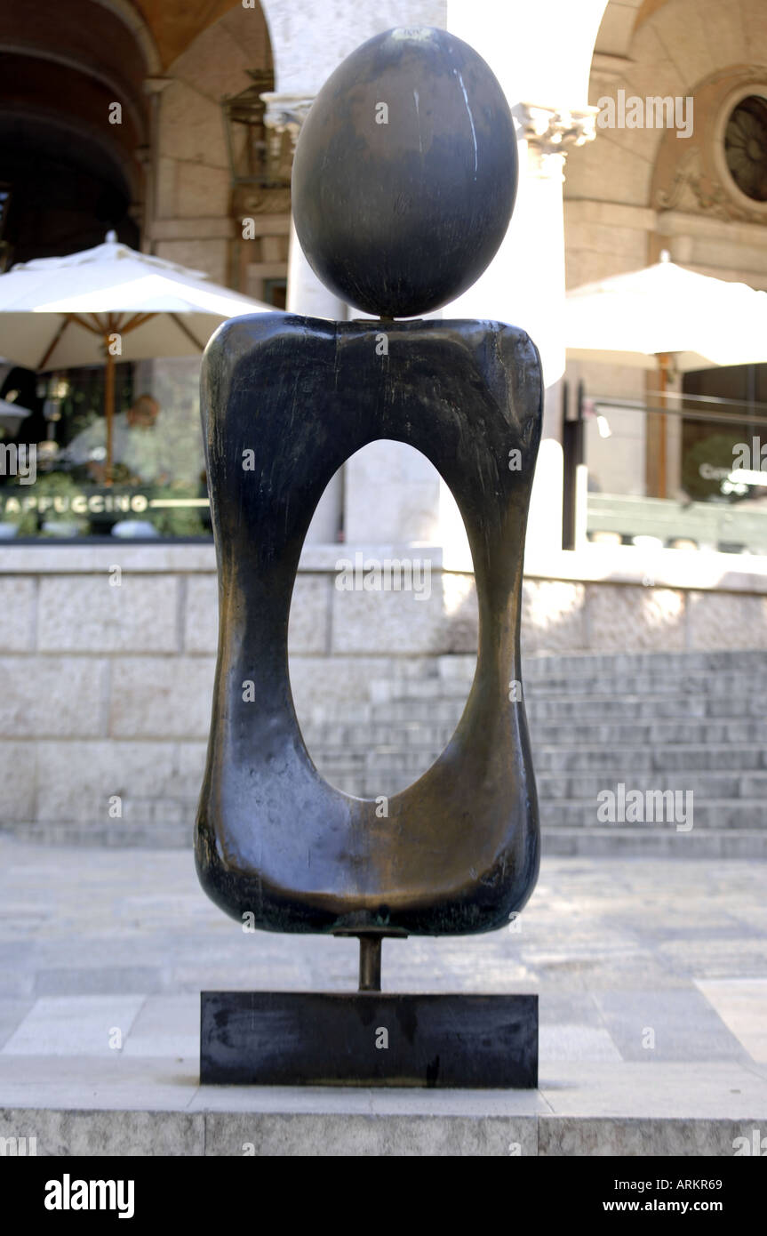 Sculpture statue moderne par l'artiste joan miro Banque de ...