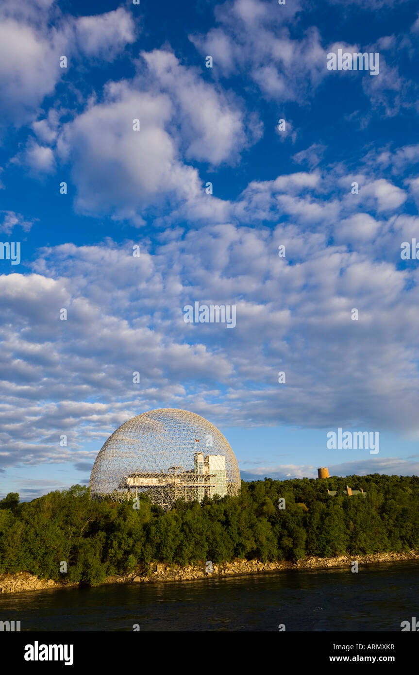 Un dôme géodésique de la Biosphère de Montréal construit à l'origine ...