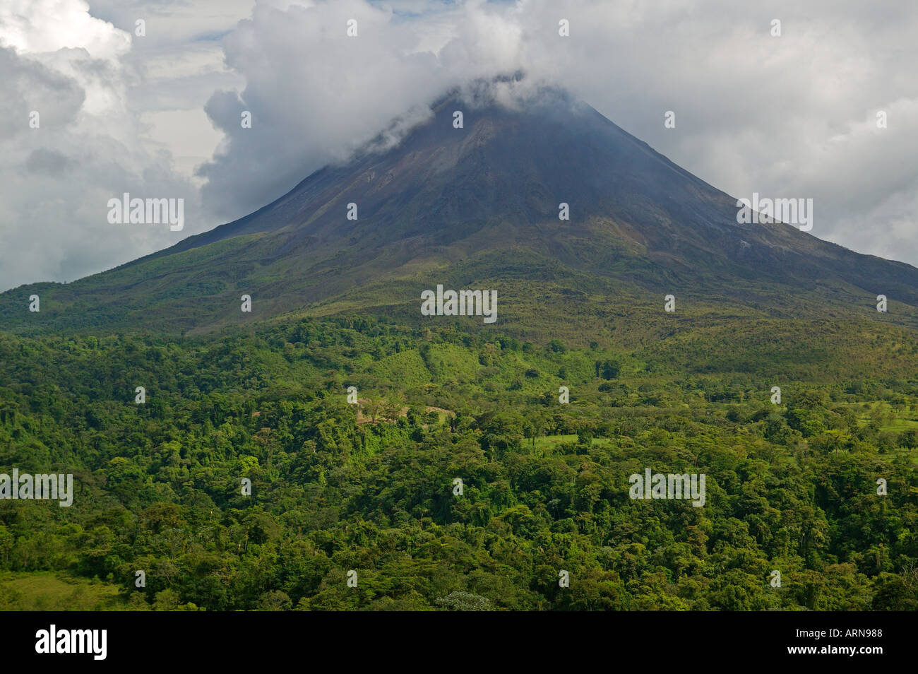 Volcan du lac arenal Banque de photographies et d’images à haute ...