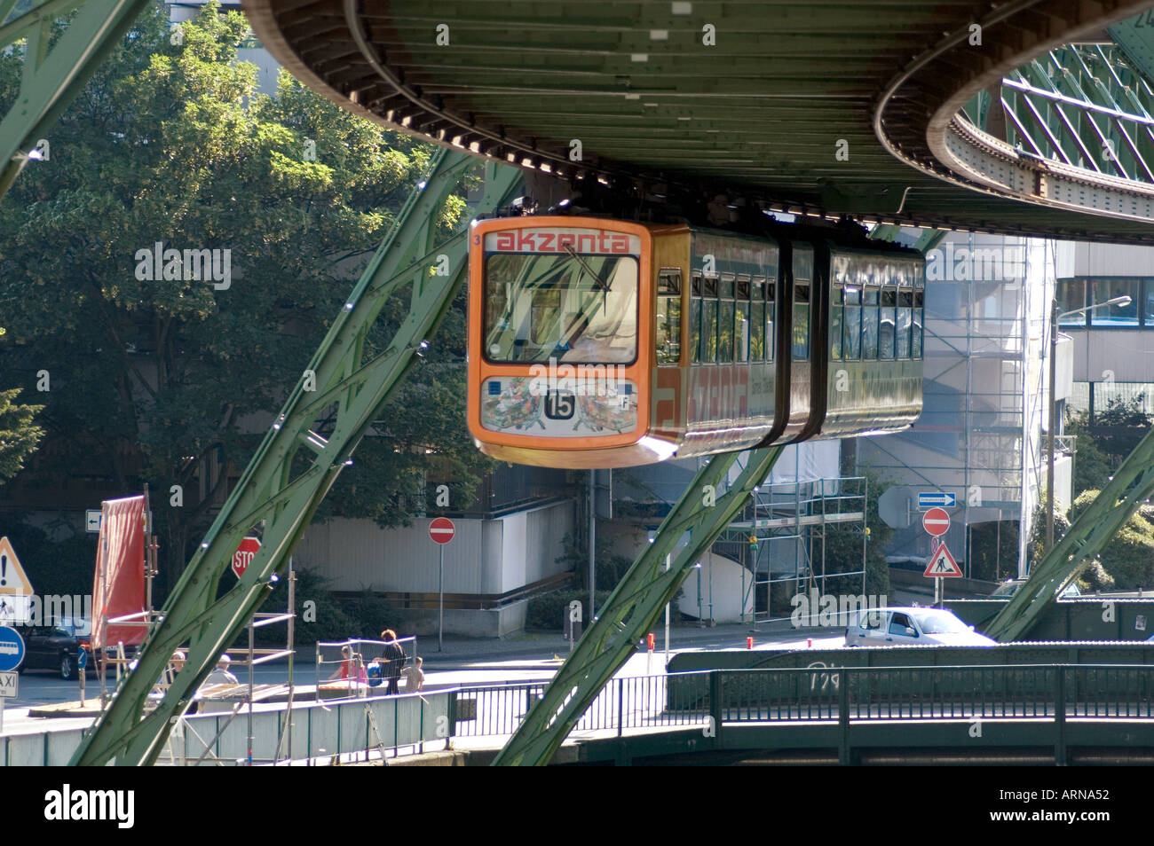 Le Monorail Schwebebahn de Wuppertal, Allemagne, un monorail suspendu ...