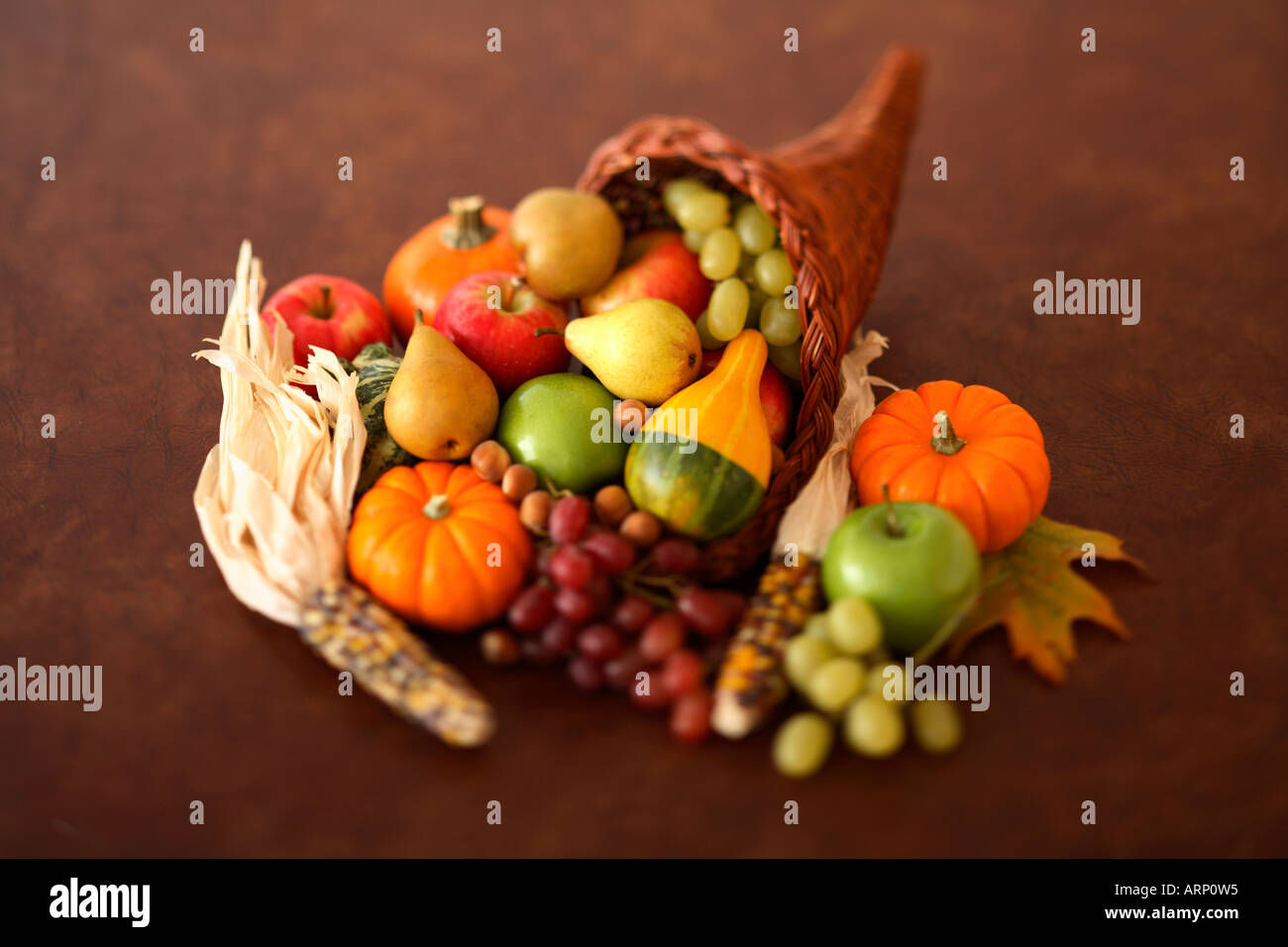 Corne d'abondance de fruits Banque de photographies et d’images à haute ...