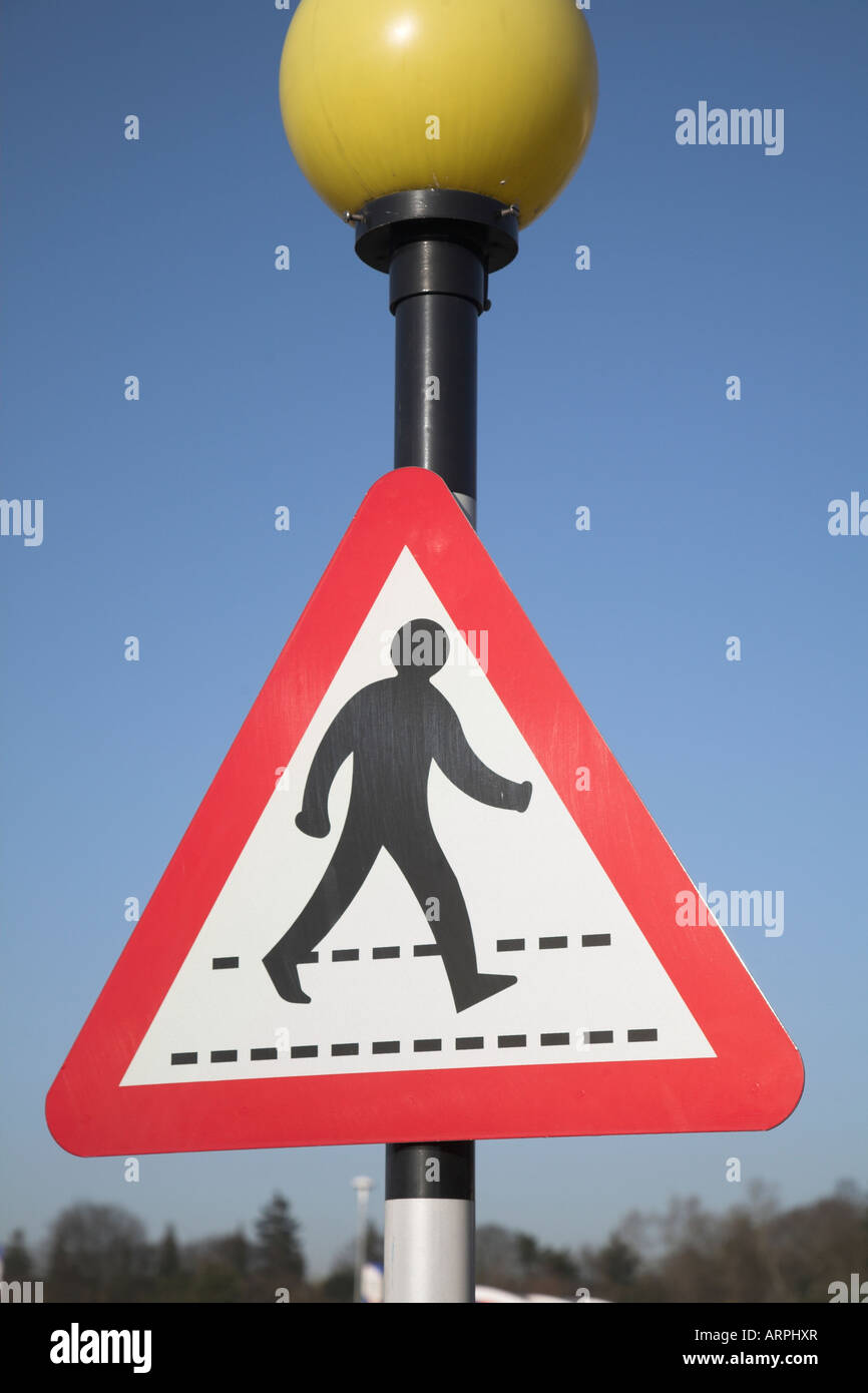 Passage pour piétons signer triangle rouge gyrophare jaune Photo Stock ...