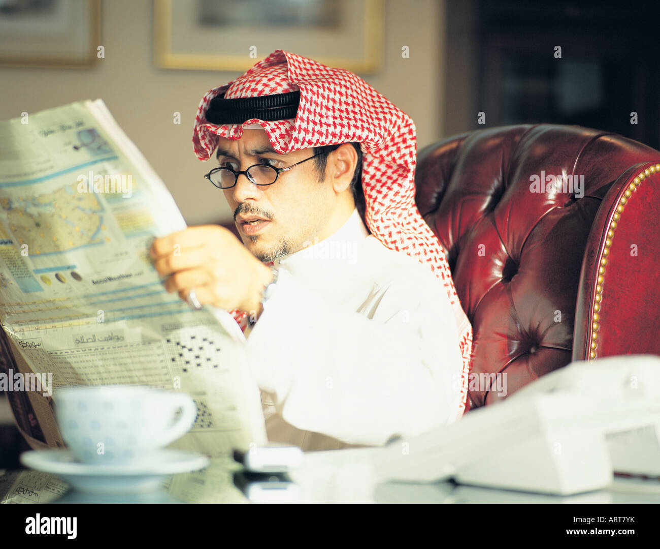 Saudi men read newspapers Banque de photographies et d’images à haute ...