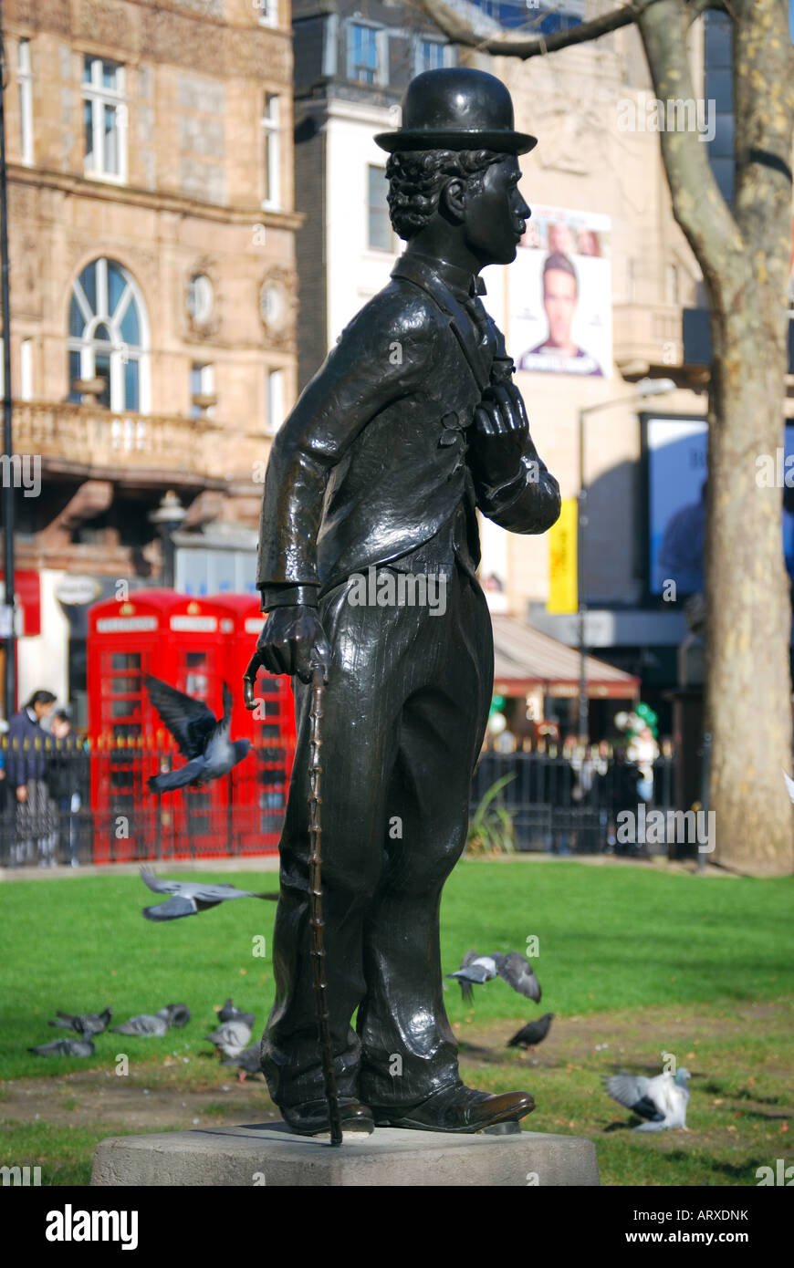 Charlie chaplin statue leicester square Banque de photographies et d ...