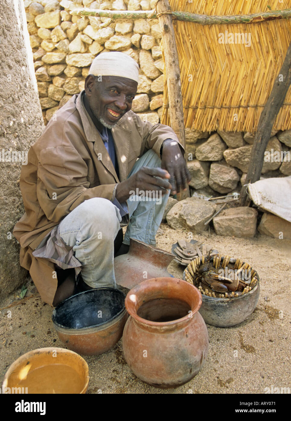 Sorcier du crabe, Rhumsiki, Cameroun Photo Stock - Alamy