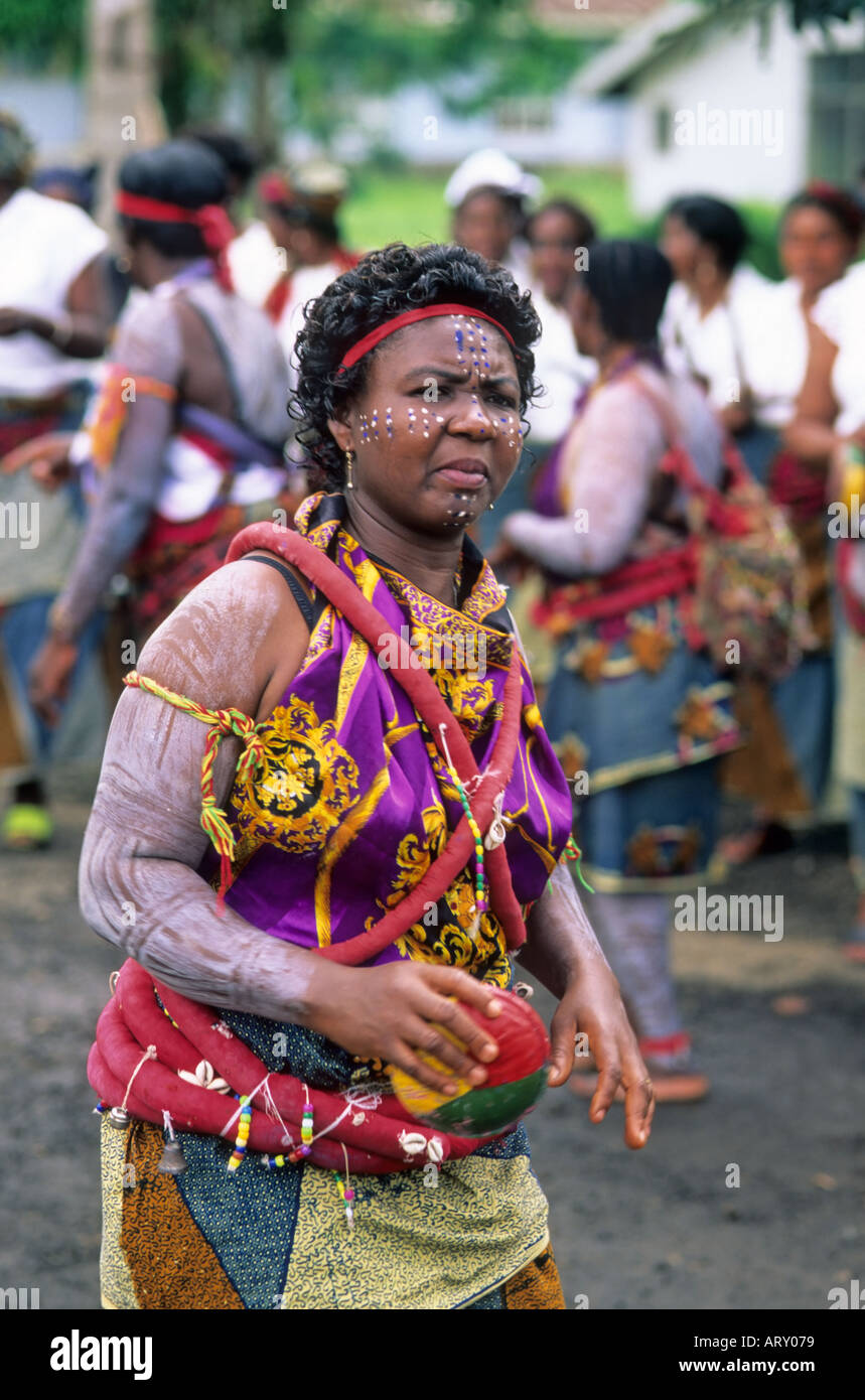 Cameroon traditional dress Banque de photographies et d’images à haute ...