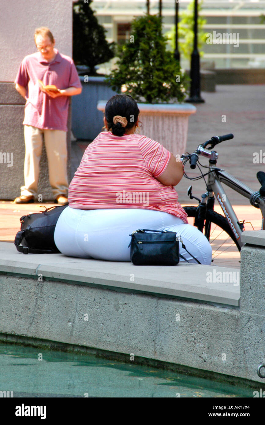 Obésité morbide femme de couleur se trouve sur le bord d'un mur de ...
