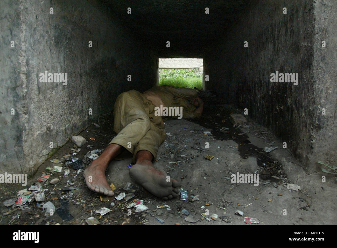 Drogue toxicomane barefoot Banque de photographies et d’images à haute ...