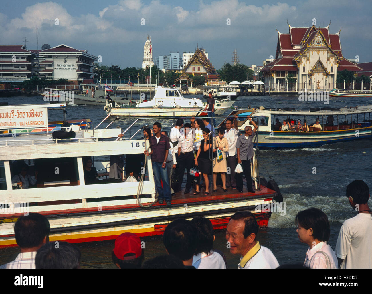 Thaïlande Bangkok rivière Chao Phraya Pier Tha Chang Transports Bateaux ...