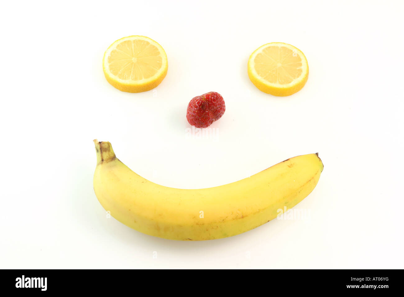 Heureux visage aux fruits banane fraise de bouche le nez et les yeux d ...