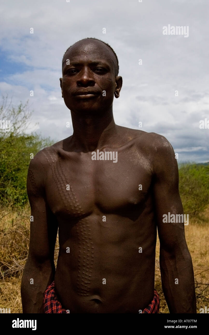 Man mursi tribe scarification omo Banque de photographies et d’images à ...