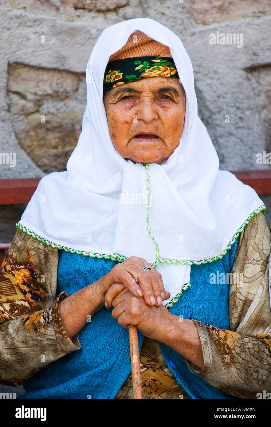 Traditional older turkish woman elderly Banque de photographies et d ...