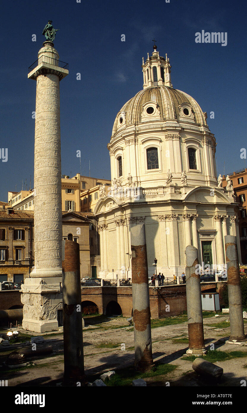 Colonne de trajan avec statue de saint pierre Banque de photographies ...