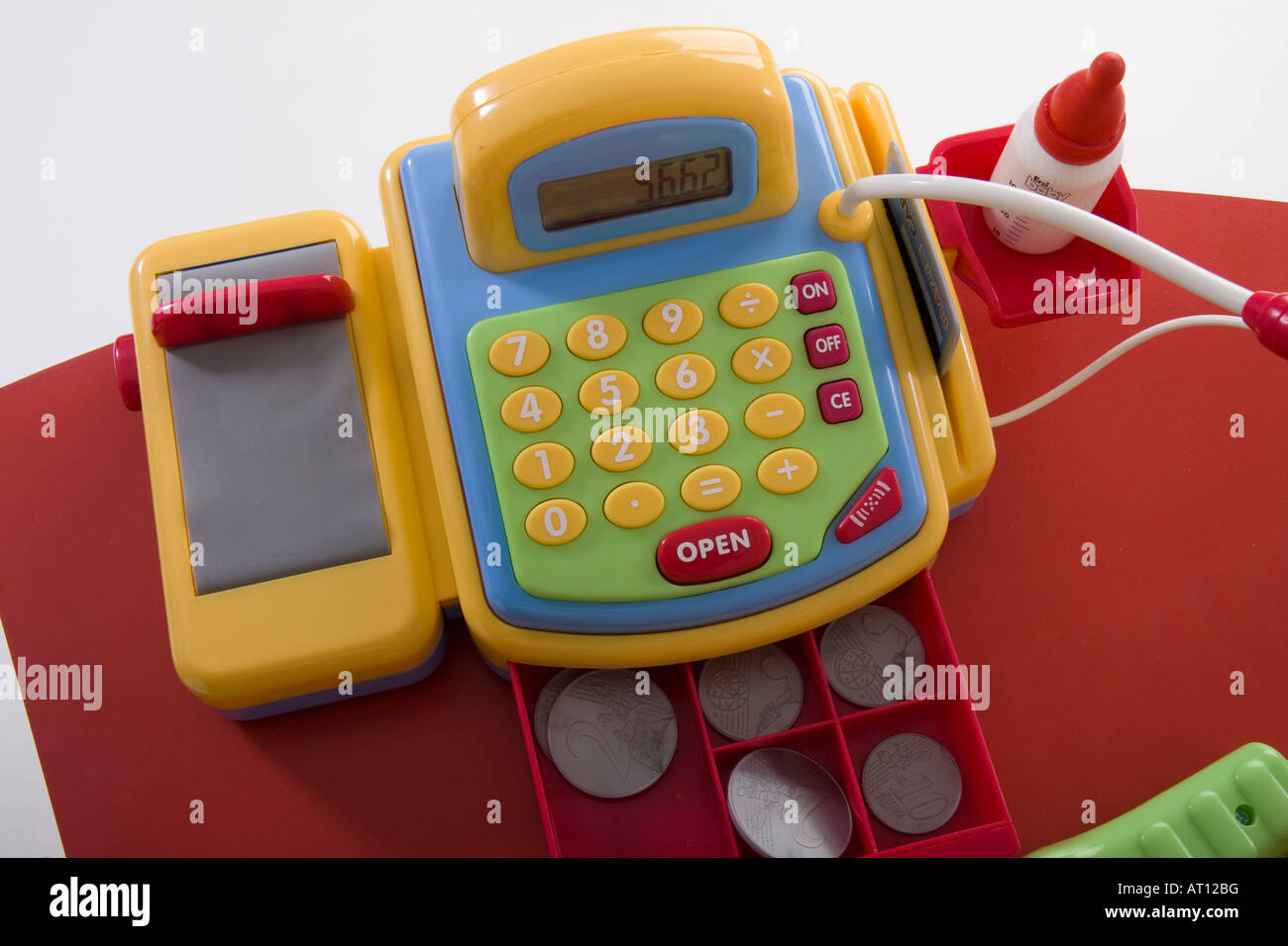 Caisse enregistreuse jouet Banque de photographies et d’images à haute résolution - Alamy