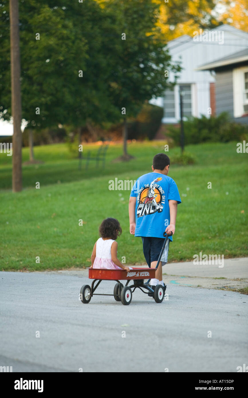 Enfant jouant avec un chariot Banque de photographies et d’images à ...