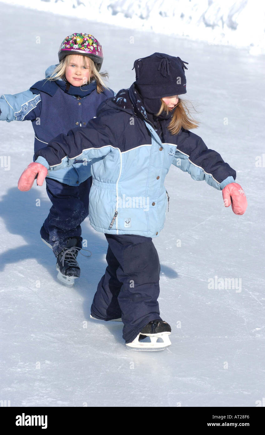 Les enfants en patinant Banque de photographies et d’images à haute ...