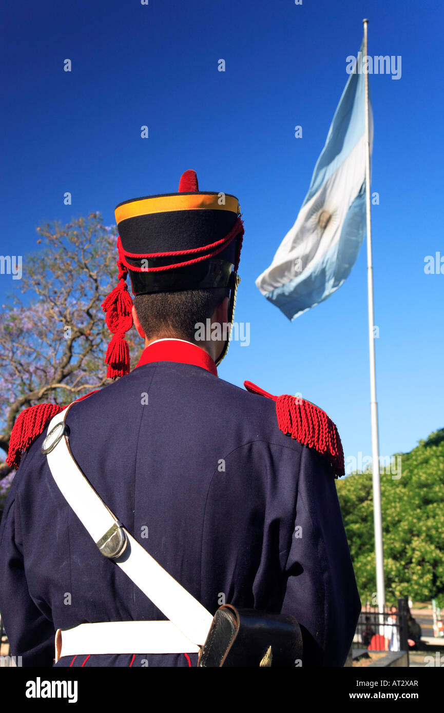 Soldat dans la garde traditionnelle de grenadiers du Monument aux ...