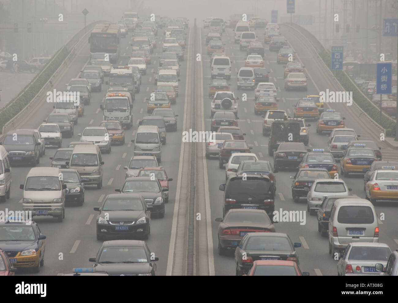 Pollution atmosphérique et smog lourds et embouteillage sur la route ...