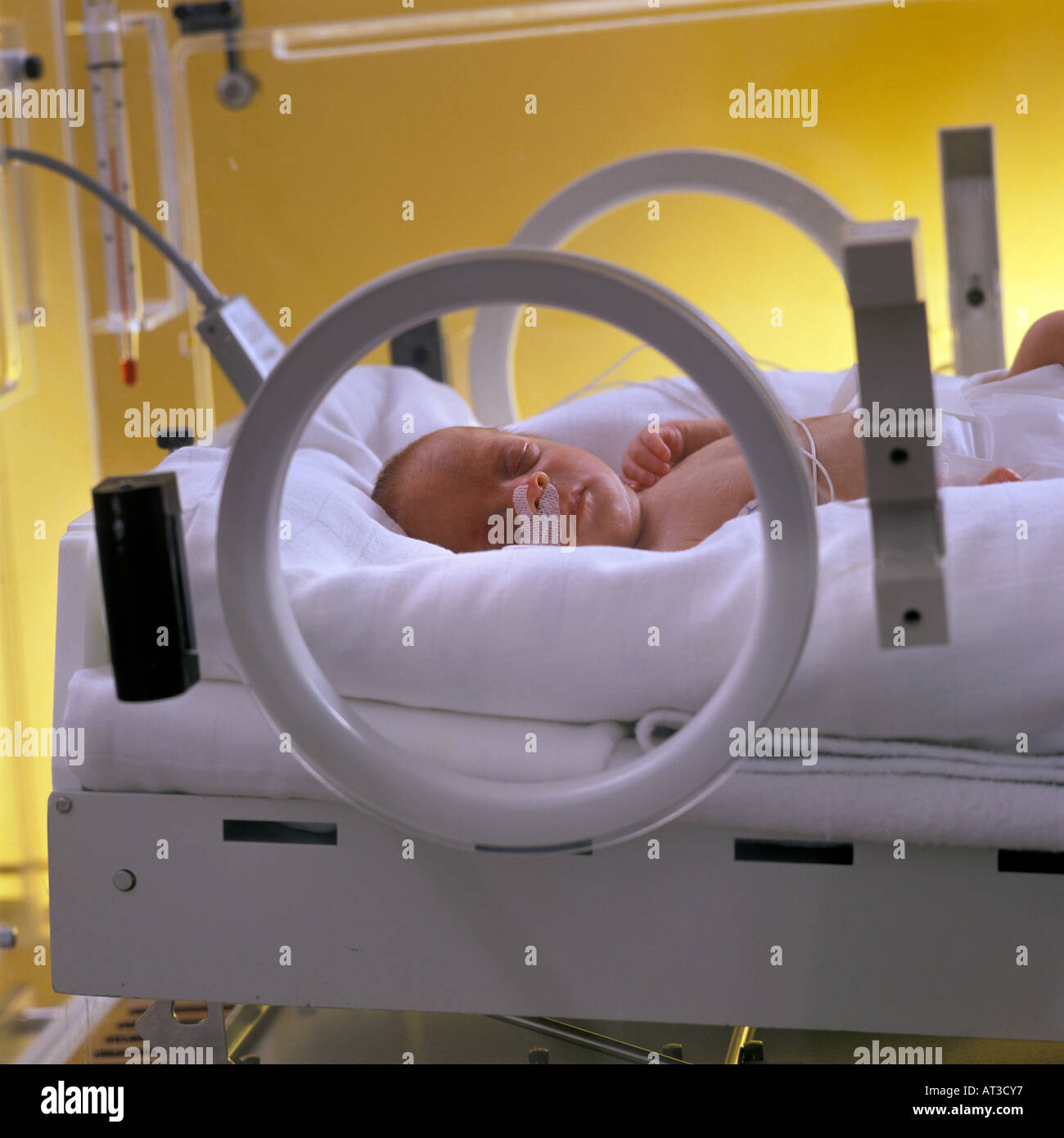 Baby in incubator Banque de photographies et d’images à haute ...