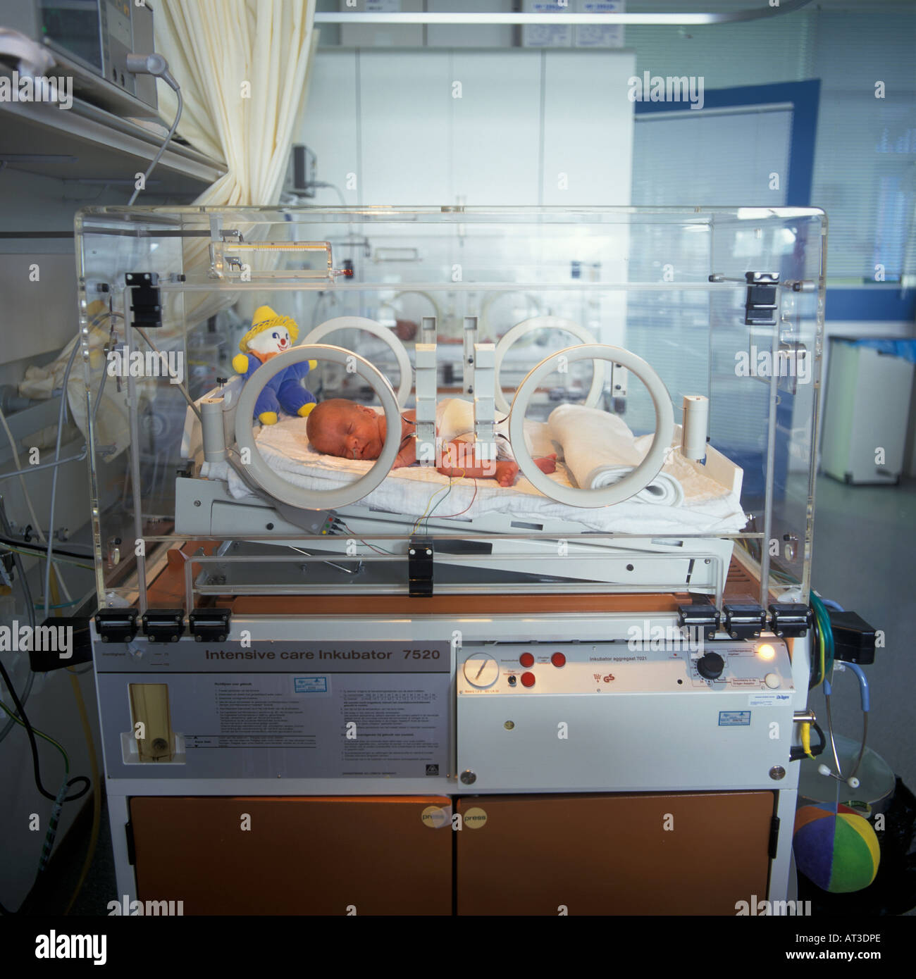 Premature Baby Incubator Banque d'image et photos - Alamy
