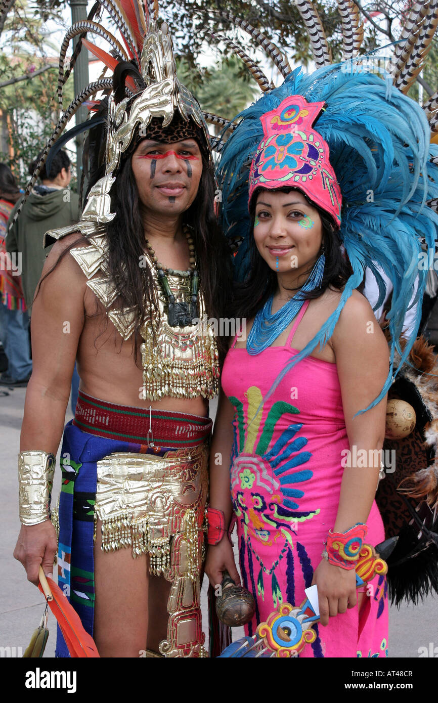 El Pueblo de Los Angeles couple en costume traditionnel Photo Stock - Alamy