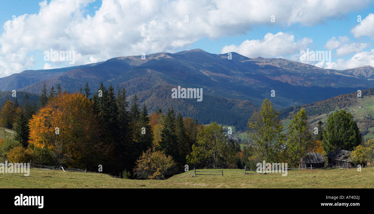 Beau matin d'automne près de village des Carpates périphérie chaîne des ...
