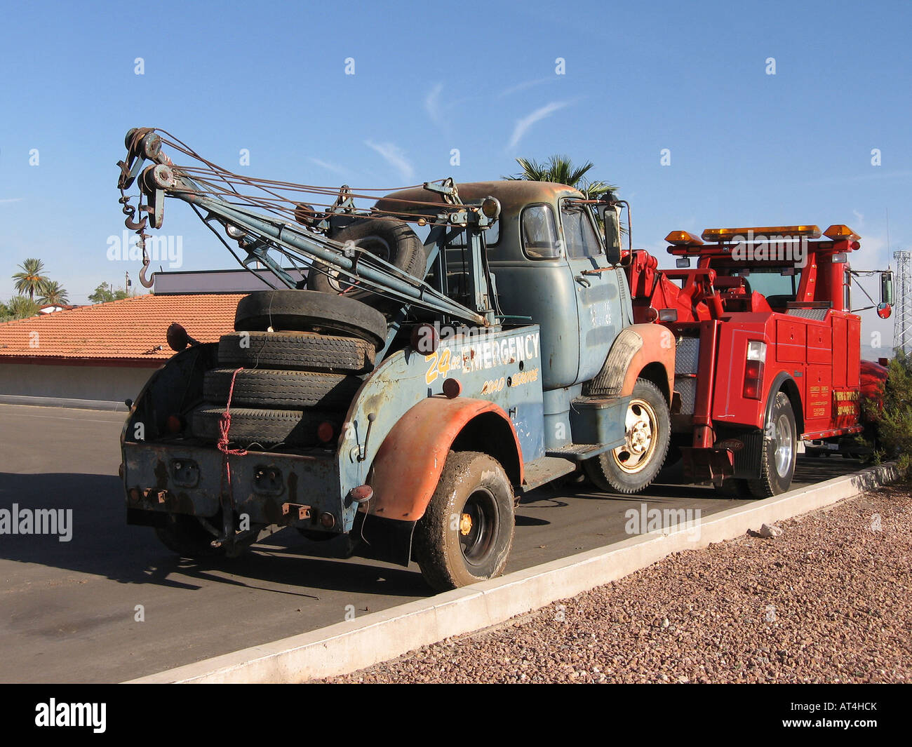 Nouvelle dépanneuse dépanneuse remorquage ancien Photo Stock - Alamy